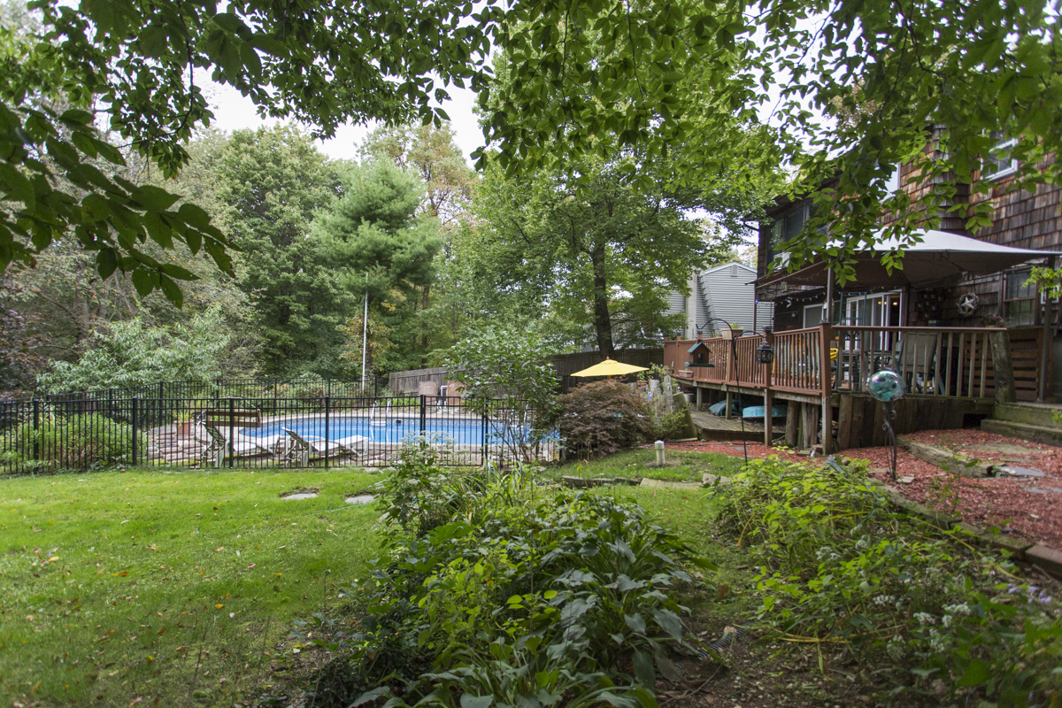 Barry Lakes- 2500+ Sq Ft Bi-Level w/ In Ground Pool!